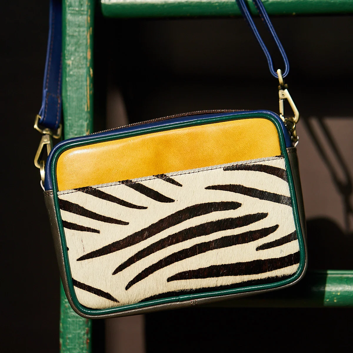 JESSICA Camera Crossbody Bag - Mesen